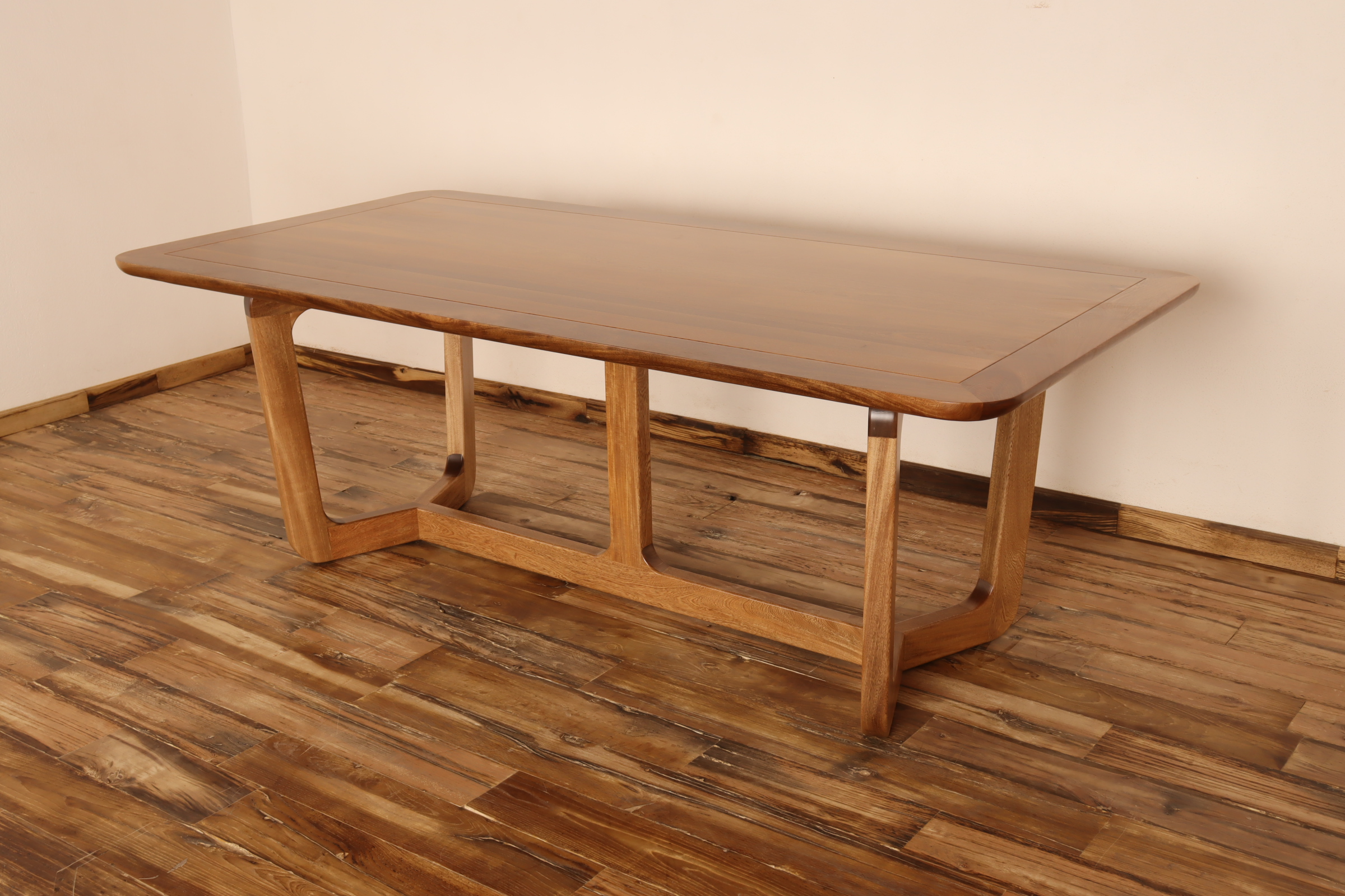 Olas Dining Table